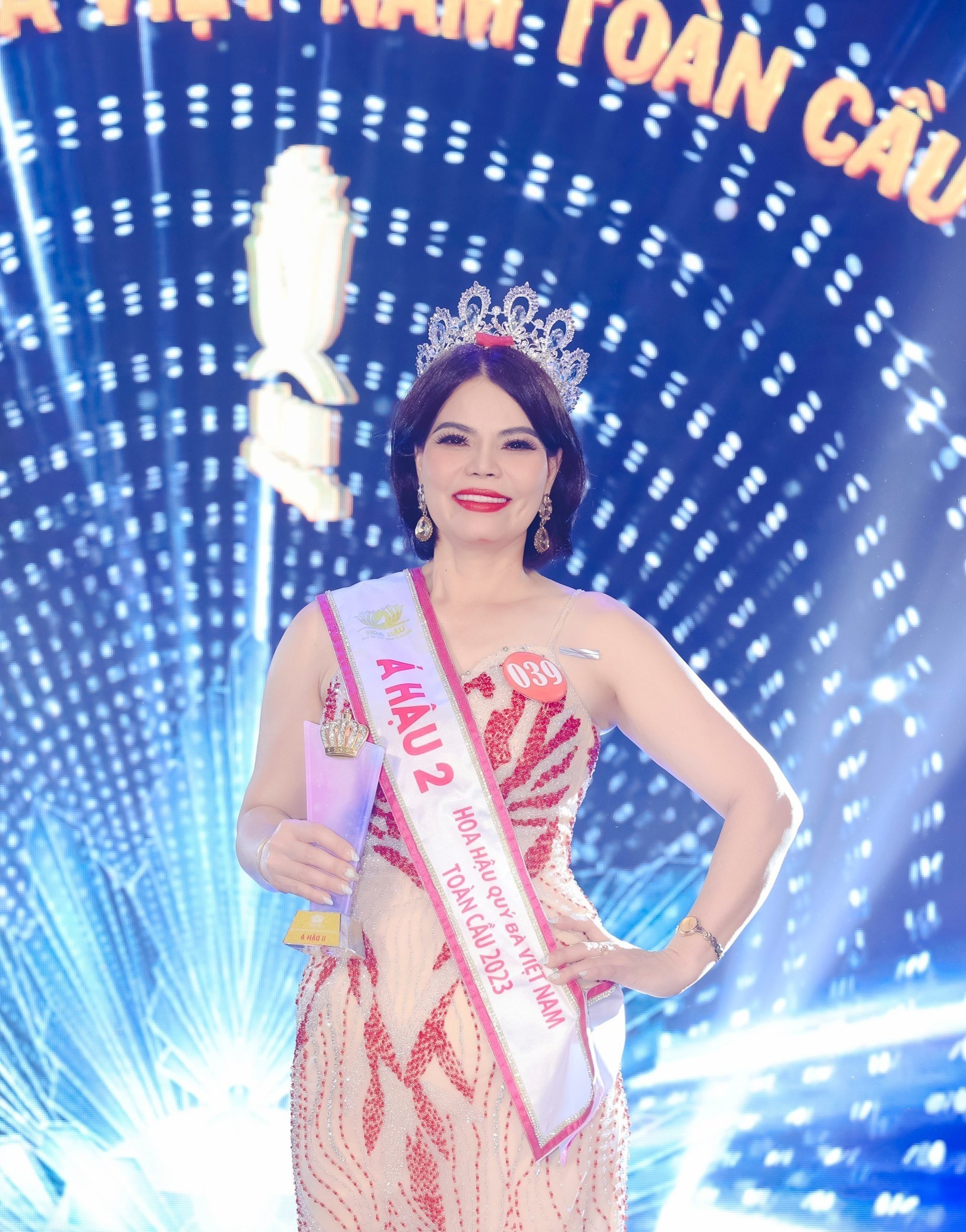 Doanh nhân Lê Thị Thu Hà chính thức đăng quang ngôi vị Á hậu 2 Hoa hậu Quý bà Việt Nam Toàn cầu 2023
